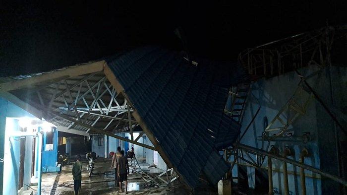 Diterjang Angin Kencang, Atap Bangunan PDAM Telaga Silaba HSU Alami ...