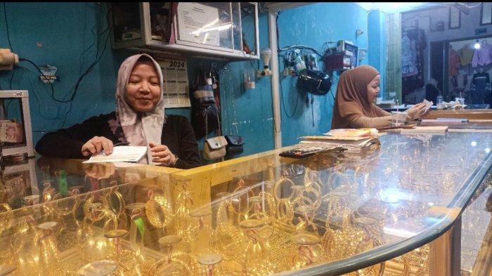 Harga Emas di Pasar di Pasar Los Batu Kandangan Rp 1 Juta Per Gram ...