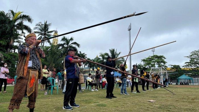 Serunya Festival Sumpitan di Banjarmasin, Peserta Ini Naik Motor dari ...