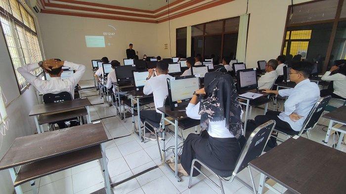 Sesi Pertama Tes Tertulis Panwascam di Batola, Satu Peserta Tidak Hadir ...