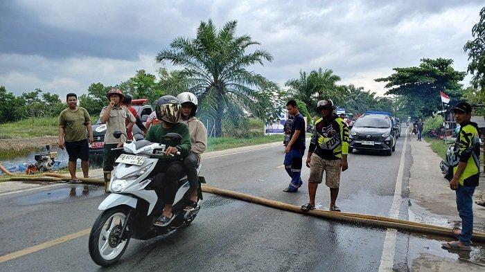 Padamkan Kebakaran Lahan di Handil Bakti Batola, Petugas BPK Lakukan ...