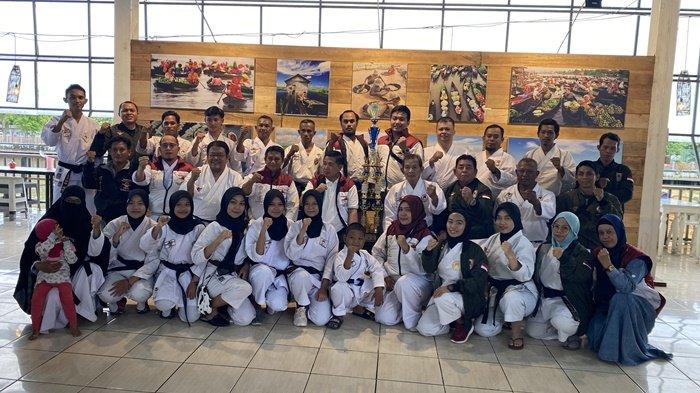 Sukses Juara Umum, Piala Menpora Karate Tradisional Diserahkan ke Ketua FKTI Kalsel ...