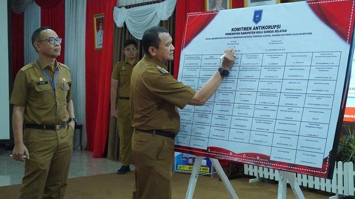Wujudkan Pemerintahan Bersih, Pj Bupati HSS Tandatangani Komitmen Antikorupsi - Banjarmasinpost ...