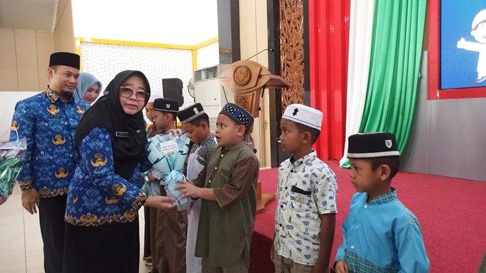 Sambut 10 Muharram 1446 Hijriah, Pj Bupati Tabalong Berikan Buket Uang Kepada 100 Anak Yatim ...