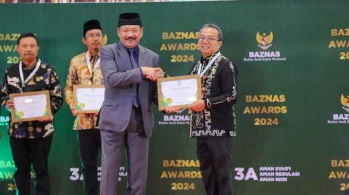 Dukung Pengelolaan Program, Pj Bupati Tapin Terima Baznas Awards 2024 - Banjarmasinpost.co.id