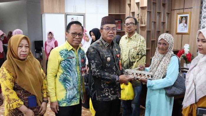 Sambut Ramadhan, Pj Serahkan Bantuan Sosial Untuk Lansia hingga Anak ...