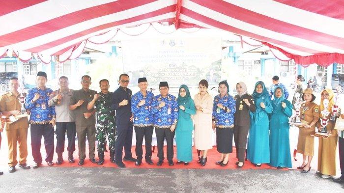 Penjabat Bupati Kapuas Erlin Hardi Serahkan Penghargaan Sekolah ... Penjabat Bupati Kapuas Erlin Hardi Serahkan Penghargaan Sekolah ...