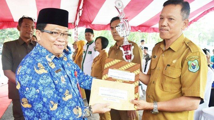 Penjabat Bupati Kapuas Erlin Hardi Serahkan Penghargaan Sekolah ... Penjabat Bupati Kapuas Erlin Hardi Serahkan Penghargaan Sekolah ...