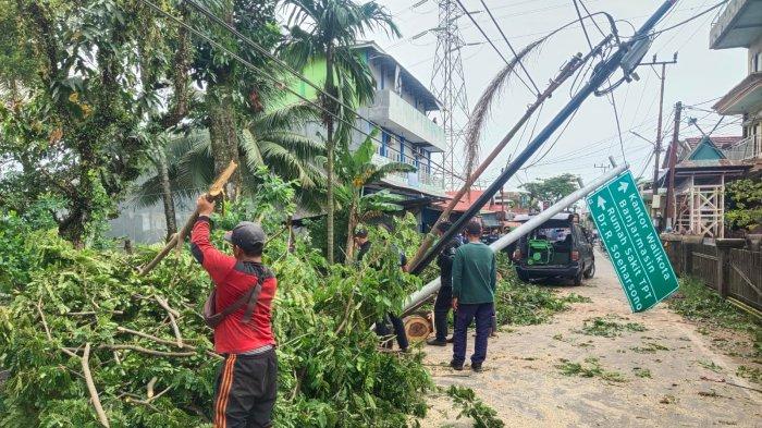 Pohon, Tiang Listrik hingga Baliho Penunjuk Arah di Banjarmasin Roboh, Tak Ada Korban ...