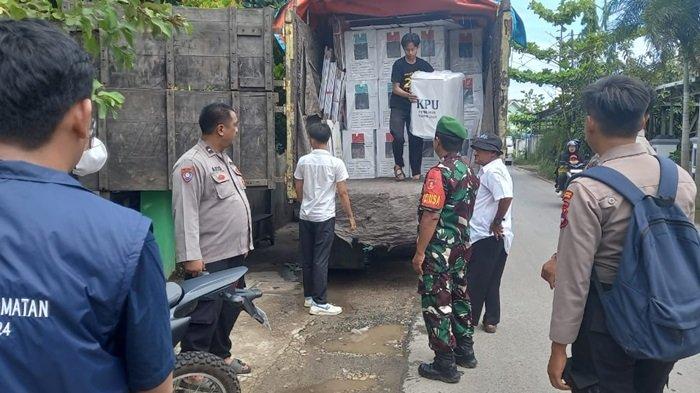 Pengawalan Ketat Distribusi Logistik Pilkada 2024 di Banjarmasin Dimulai - Banjarmasinpost.co.id