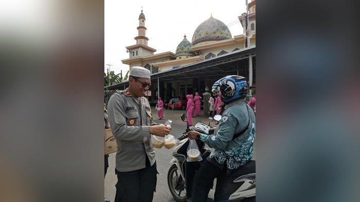 Anggota Polsek Lampihong Paringin Balangan Bagikan Ratusan Takjil ke Pengguna Jalan ...