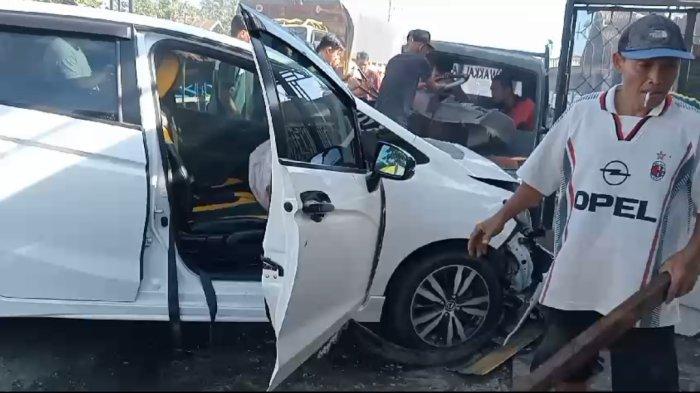 Tabrakan Honda Jazz dan Pikap di Desa Bamban Utara HSS, Sopir Pikap Alami Patah Kaki ...