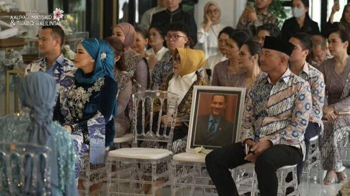 Isi Seserahan Thariq Halilintar Saat Lamar Aaliyah Massaid, Kalung Emas Hingga Voucher - Halaman ...
