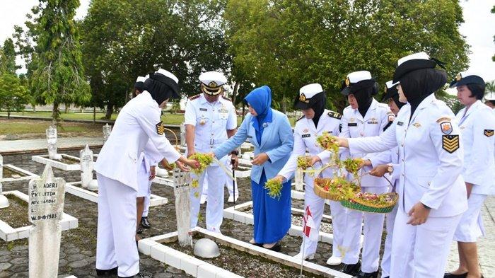 Sambut Peringatan Hari Armada RI Dan HUT Kowal, TNI AL Banjarmasin Laksanakan Ziarah ...