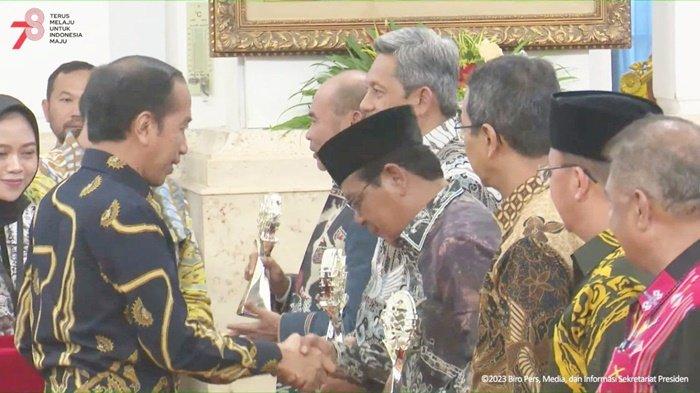 Presiden Jokowi Serahkan Penghargaan TPID Terbaik Tahun 2022 kepada Kalimantan Selatan ...