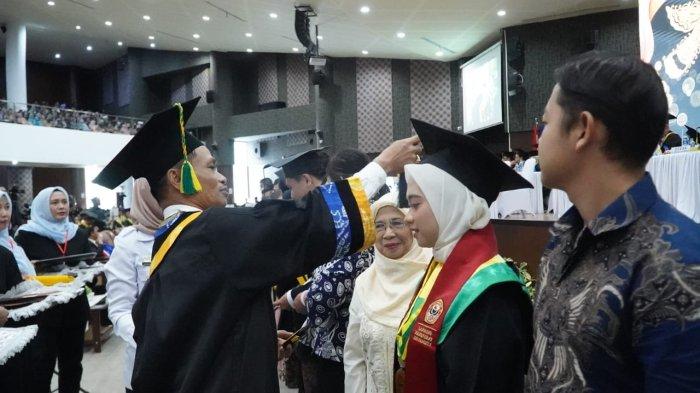 15 Wisudawan Raih Predikat Tebaik pada Wisuda ke-117 ULM, Rektor Ingin Alumni Ciptakan Reputasi ...