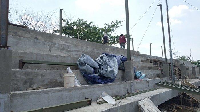 Lewati Waktu Kontrak, Pembangunan Tribun Mini Lapangan Sepak Bola Kayu ...
