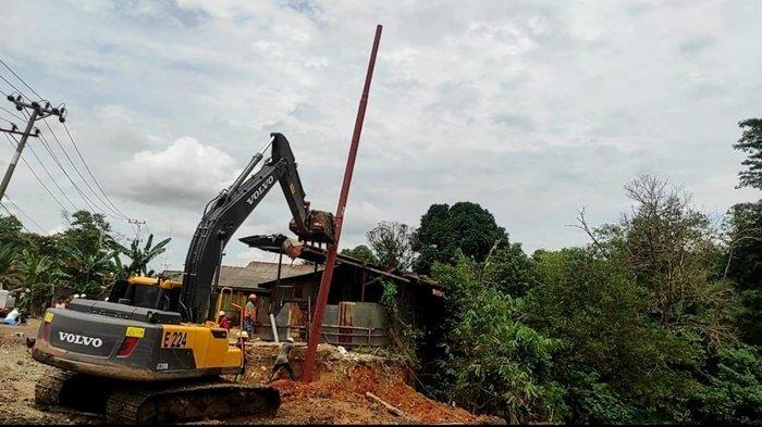 Terdampak Longsor Jalan Nasional di Satui Tanahbumbu Kalsel, Dua Tiang Listrik Terpaksa ...