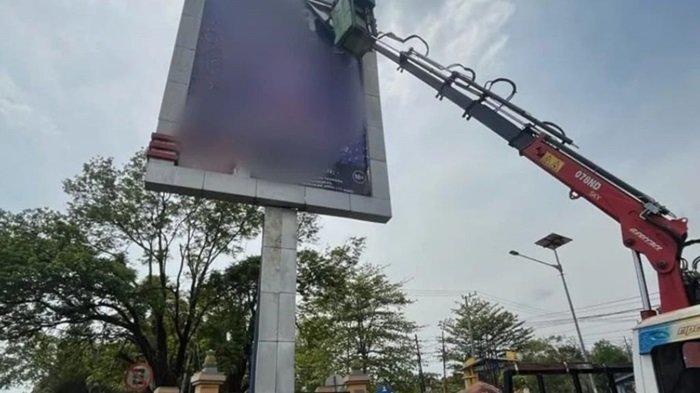 Satu Baliho Promosi Rokok di Landasan Ulin Banjarbaru Dicopot, Izin dan ...