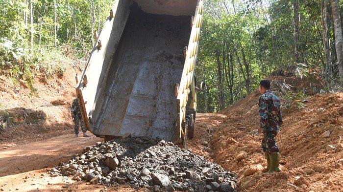 Cuaca Panas di Paniungan HSS, Satgas TMMD Ke-117 Kebut Pengamparan ...