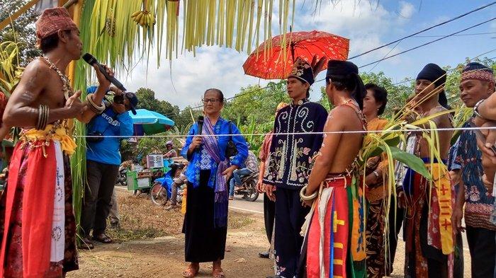 Kawin Bagunung Perak, Tradisi Perkawinan Suku Dayak Ma'anyan Warukin ...