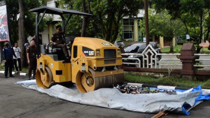 Kejari Banjarbaru Musnahkan Barang Bukti Hasil Pidana, Miras Berbagai ...