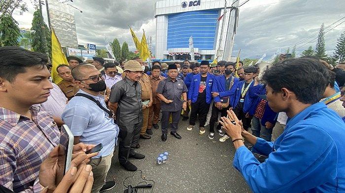 Gelar Aksi Tolak Kenaikan Harga BBM Bersubsidi di DPRD Kalsel, Ini Lima Tuntutan PMII Kalsel ...