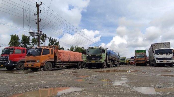 Patuhi Larangan Melintas Saat Acara Haul Guru Sekumpul, Puluhan Truk ...
