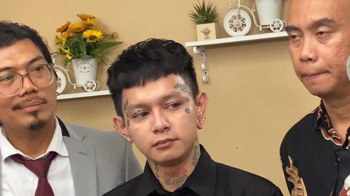 Tato Nama Juliette Angela di Leher Sexy Goath Tersentil, Isu Selingkuhi ...