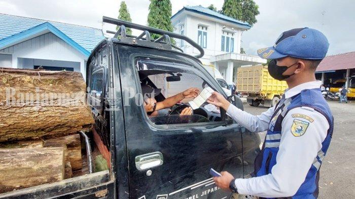 Kir Kedaluwarsa, Belasan Sopir Mobil Angkutan Barang Ditilang Petugas Dishub Kabupaten Tanah ...