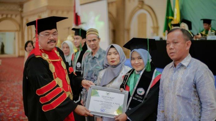 Universitas Borneo Lestari Gelar Wisuda Sarjana ke-2, 3 Wisudawan Farmasi Ini Jadi Lulusan ...