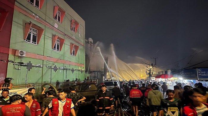 Kebakaran di Bumi Mas Raya, Api Diduga Berasal dari Lantai Dua Bangunan Warung Nasi Goreng ...