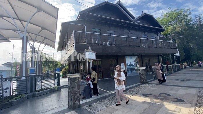 Rumah Banjar Palimasan Kuno di Tempat Wisata Taman Siring Sungai Martapura Banjarmasin ...