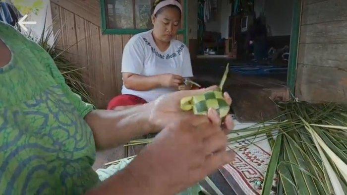 Tiap Hari Safriah Bikin 500 Urung Ketupat, Perajin di HSS Sebut Daun ...