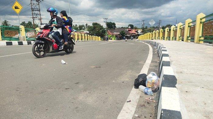 Sampah Berhamburan di Jembatan Patih Masih HKSN, DLH Banjarmasin Terjunkan Personel ...