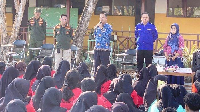 Satpol PP dan Karang Taruna Selat Sosialisasi Pencegahan Kenakalan Remaja di SMKN 1 Kuala Kapuas ...