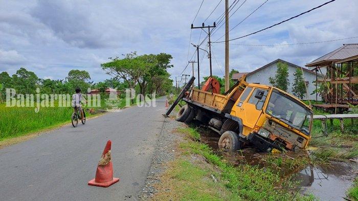Truk Pemancang Tiang Listrik Terguling di Jalan AIS Nasution Marabahan Kota Batola ...