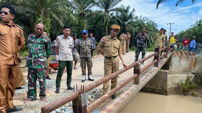 Tinjau Jembatan Desa Makmur yang Ambles, Sekda Tanahbumbu Berjanji Akan ...