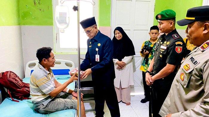 Besuk Pasien RSUD PJS, Sekda Said Akhmad Berharap Pelayanan Segera Pindah ke Gedung Baru ...