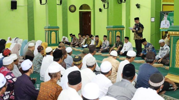 Wakili Pj Bupati Batola Resmikan Pembukaan Manasik Haji Massal, Sekda ... Wakili Pj Bupati Batola Resmikan Pembukaan Manasik Haji Massal, Sekda ...
