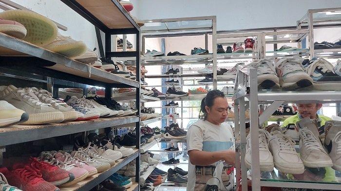 Toko di Banjarbaru Ini Jual Sepatu Bekas, Merek Terkenal Jadi Incaran ...