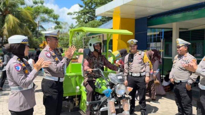Tak Hanya Berikan Edukasi Tertib Berlalu Lintas, Satlantas Polres Kotabaru Bantu Pengangkut ...