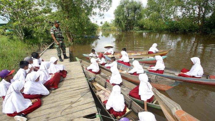 Naik Perahu Beri Materi Wawasan Kebangsaan, Ini Alasan Koramil ...