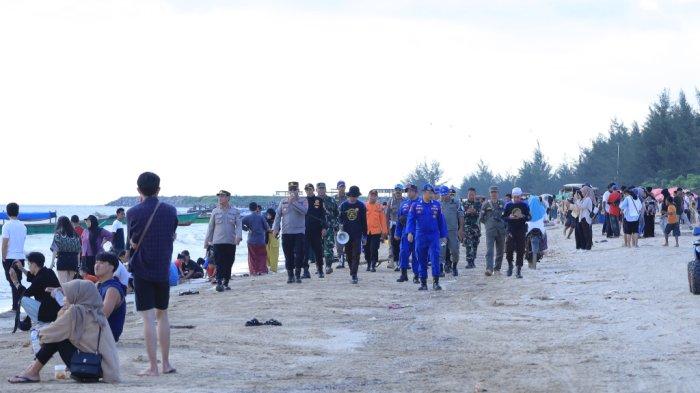 Sebagian Pengunjung Pantai Batakan Baru Masih Ada Berenang, Ini ...