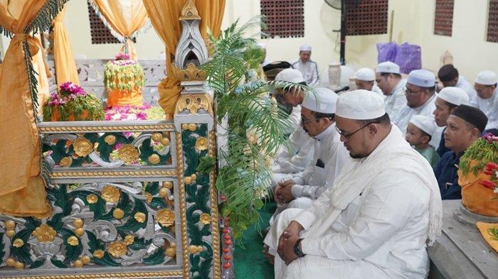 Habib Idrus Al Habsyi Hadir Bareng Zuriat Kesultanan Banjar di Maulid ...