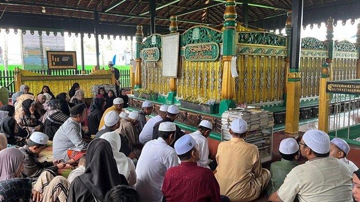 Pasca Lebaran, Makam Sultan Suriansyah Banjarmasin Masih Ramai ...