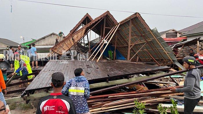 Rumah Roboh di Jeruk Purut Sungai Andai Banjarmasin Akibatkan 3 ...