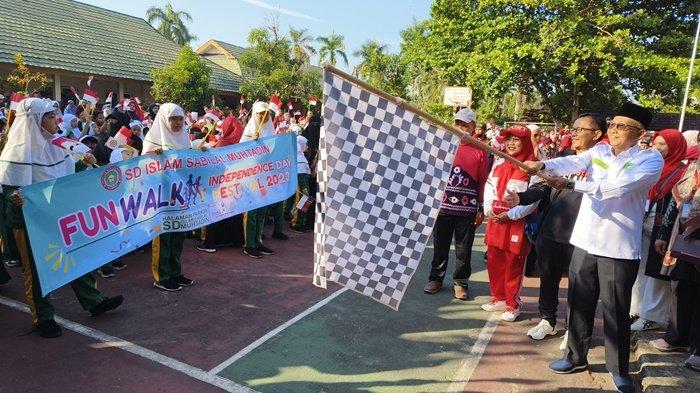 Meriahkan HUT ke-78 RI, Siswa SD Sabilal Muhtadin Banjarmasin Fun Walk ...