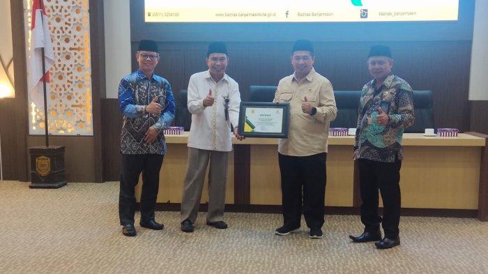 Wali Kota Ibnu Sina Terima Baznas Banjarmasin Award 2022 sebagai Tokoh Pendukung Gerakan Zakat ...