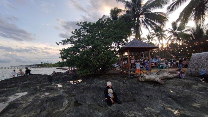 Ramai Akhir Pekan, Sebagian Pengunjung Wisata Kampung Nelayan di Sarang ...